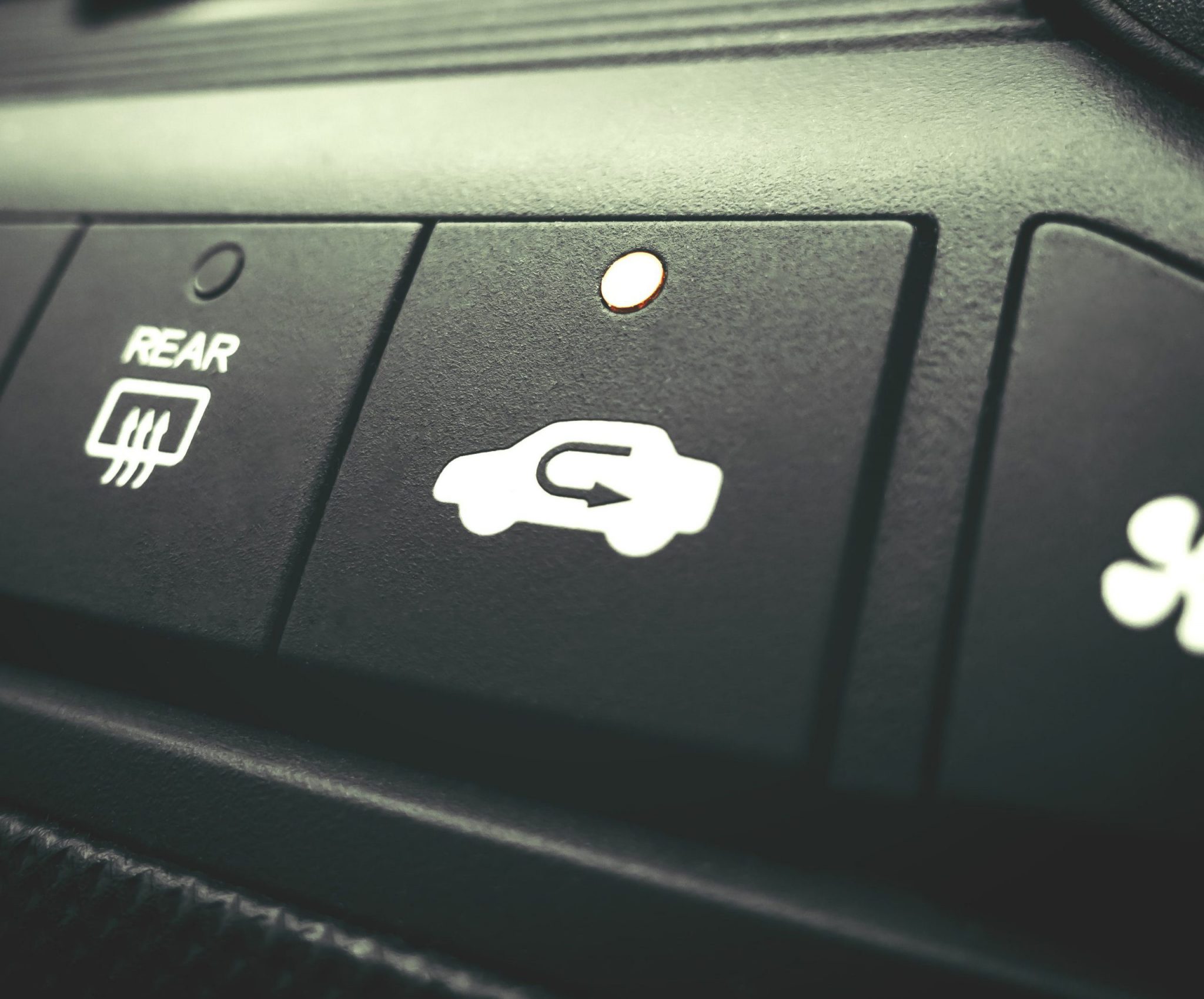 What the Buttons on your Car’s Air Conditioning System Actually Do